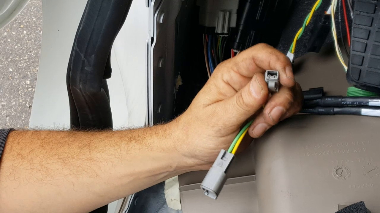 FMS - Freightliner Cascadia 2016-18 - 2-Pin Engine Data Connection